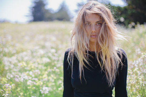 Обои на рабочий стол Модель Sahara Ray стоит на поляне цветов, by Matt ...
