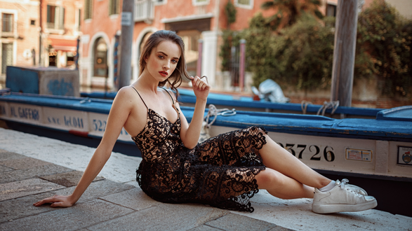 Обои на рабочий стол Девушка-модель Marina Polnova позирует сидя возле кресла, фотограф Georgy ...