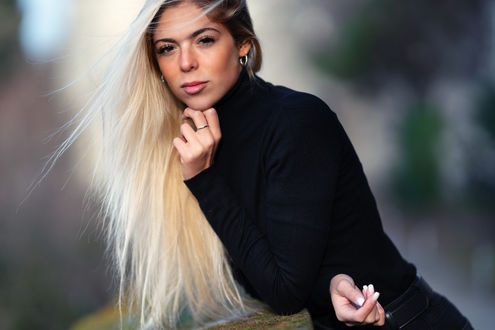 Обои на рабочий стол Модель Sofia B. сидит в кресле, фотограф Marco Squassina, обои для рабочего ...