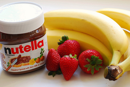 Фото Банка Нутеллы / Nutella и ложка в шоколадной пасте