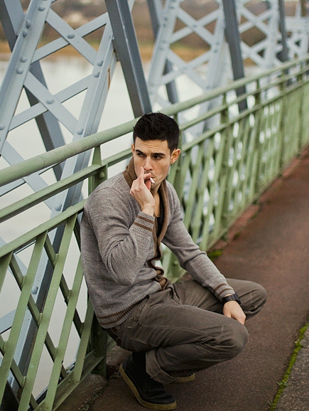 Фото Модель Энтони Гастельер / Anthony Gastelier сидит и курит на мосту