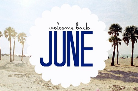 Фото Надпись welcome back, JUNE / добро пожаловать назад, ИЮНЬ в белом ...