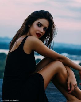 Фото Девушка сидит на крыше здания, фотогфраф Анна Аврамич / Anna Avramich