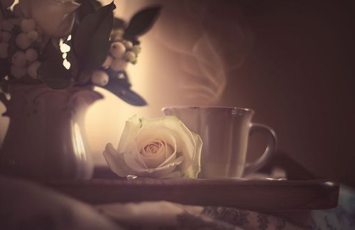 Фото Роза и горячий кофе на столе рядом с вазой с цветами, by Rosana