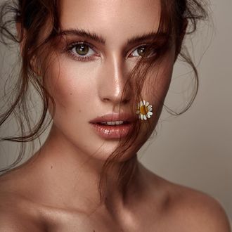 Фото Модель Hannah Mariegraf с ромашкой на лице, фотограф Sven Barucha