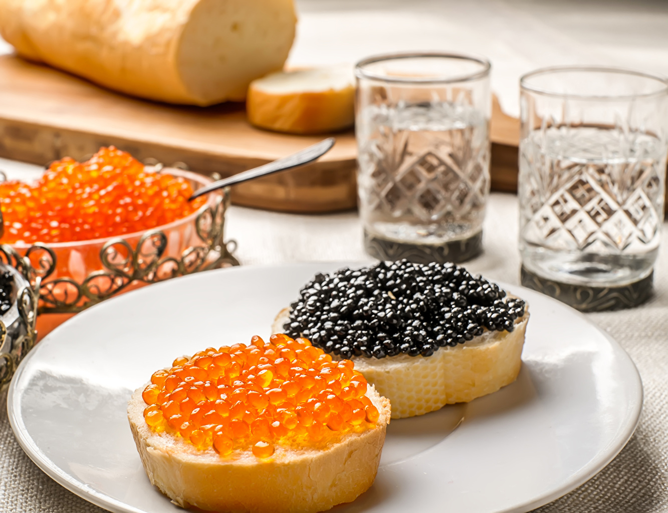 Фото Тарелка с бутербродами с икрой и водкой