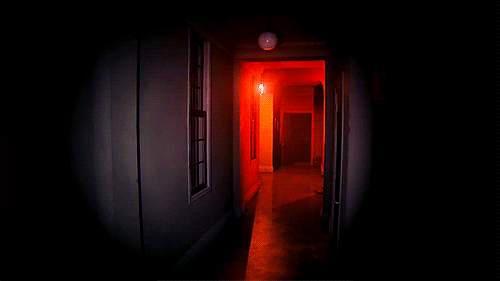 Гиф анимация Красная лампа качается в комнате кадр из игры Silent Hills